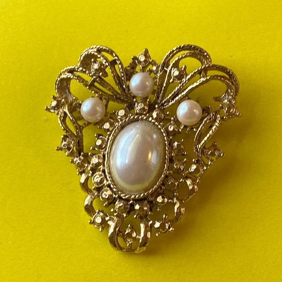 Jewelry | Vintage Faux Pearls Ornate Regal Look Brooch Pin | Poshmark